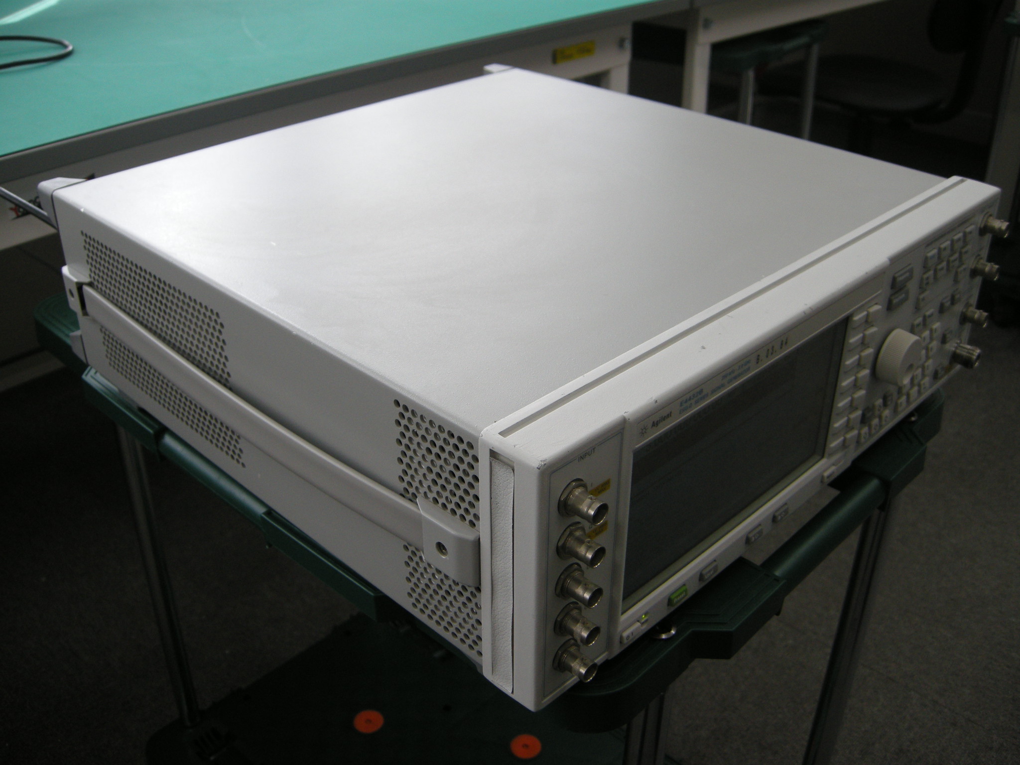HP/Agilent E4432B ESG-Dシリーズ ディジタル/アナログRF信号発生器 250kHz – 3GHz | 株式会社エイチェム